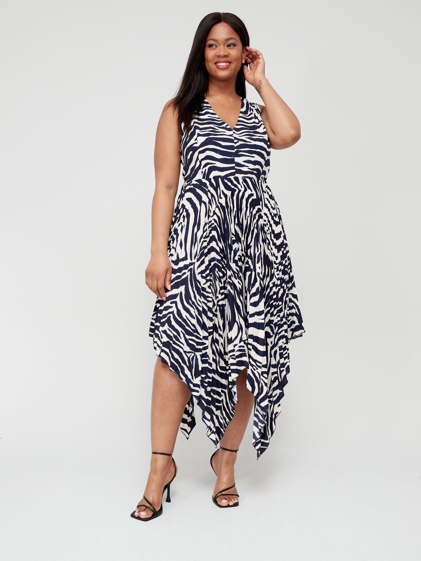 AX PARIS CURVE Curve Printed Pleated Dress - Mono | Very Ireland